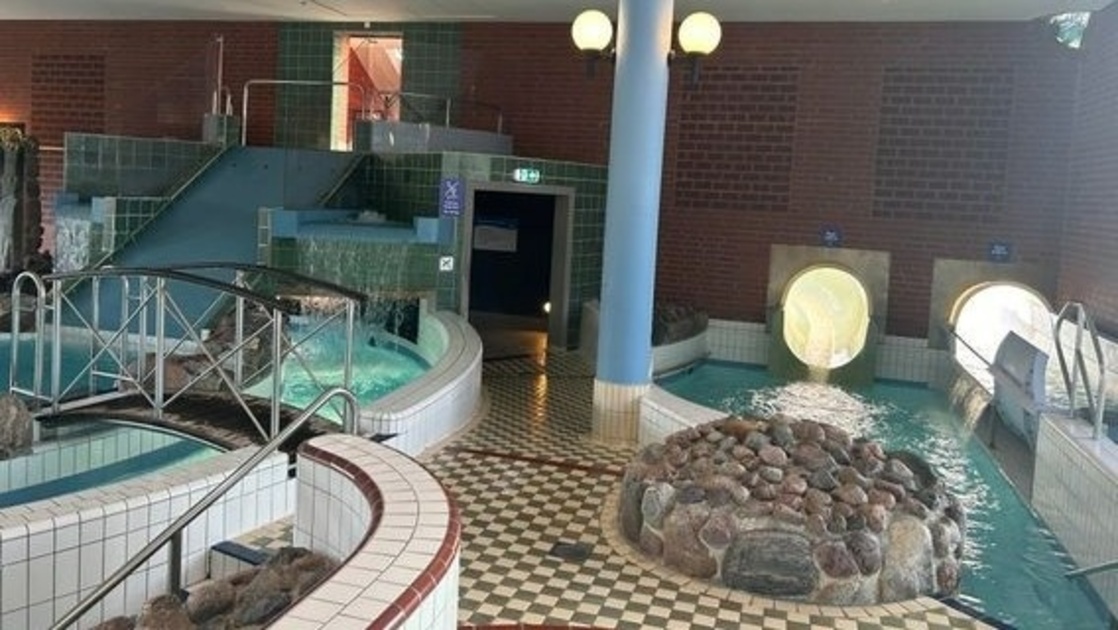 Kräver underskrift för att få bada med barn i Centralbadet