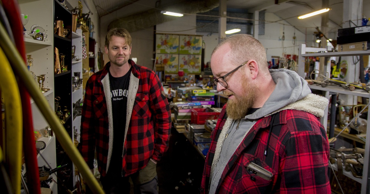 Vännerna startade egen loppis i Valla – yxor väldigt populära: "Folk ...