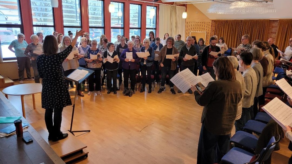Hundratalet körsångare i Gullinsalen