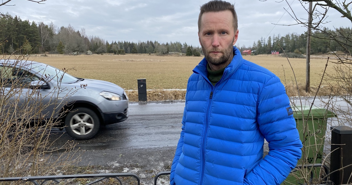 Dödsolycka, buss i diket och nedkörda stolpar – David bor vid ...