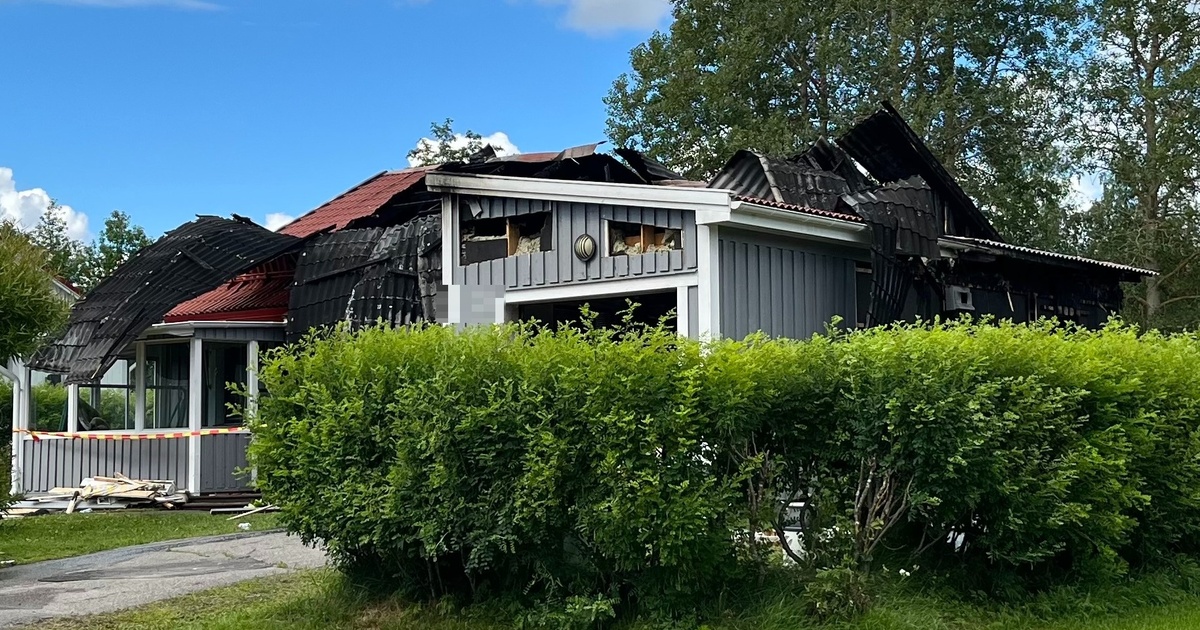 Husvagn i lågor – branden spred sig till garage och villa