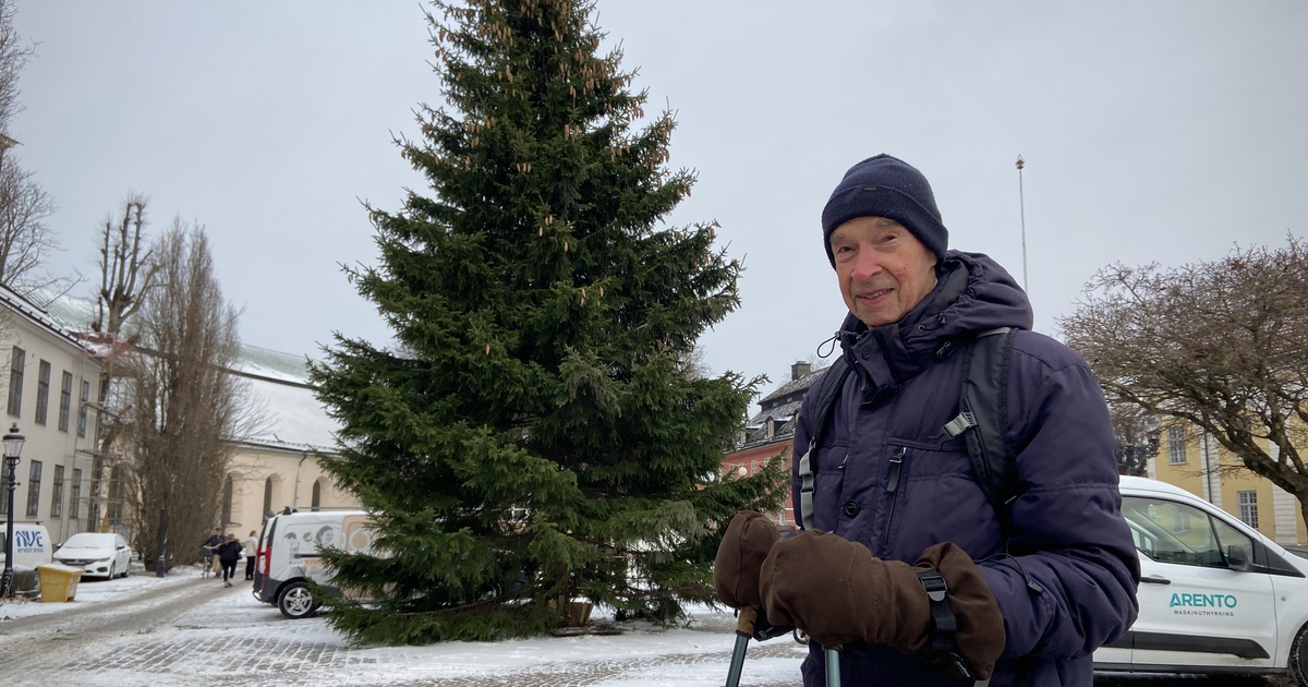 Nu står den där: årets julgran – ingen fulgran, tycker Per-Olow