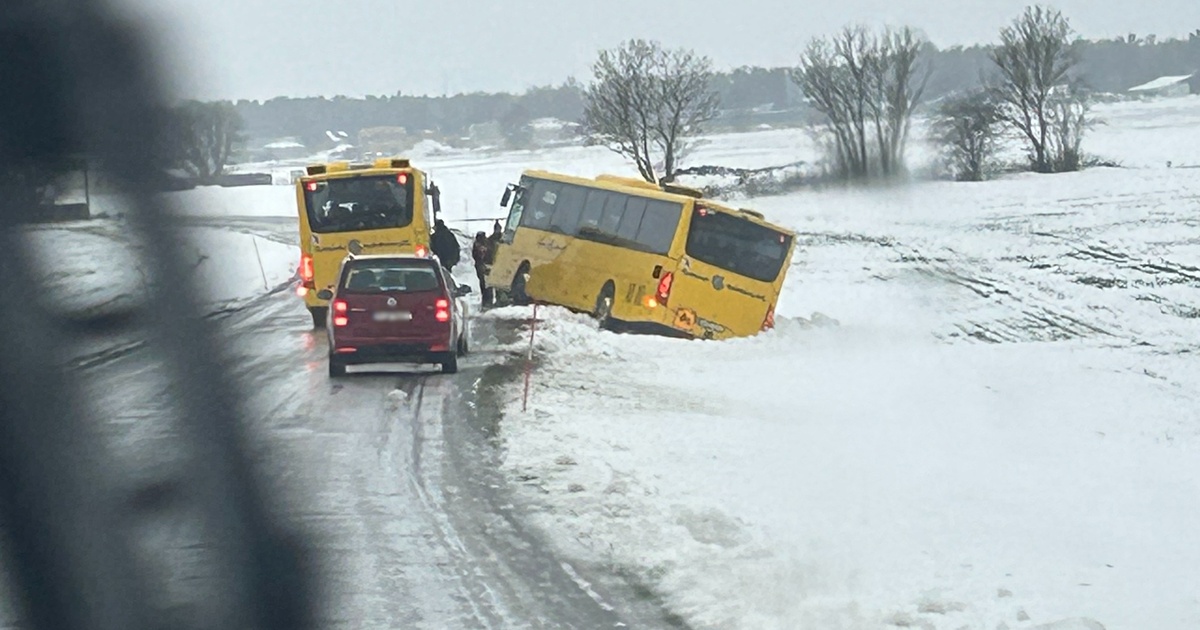 Skolbuss i diket i halkan – elever flyttade till annan buss