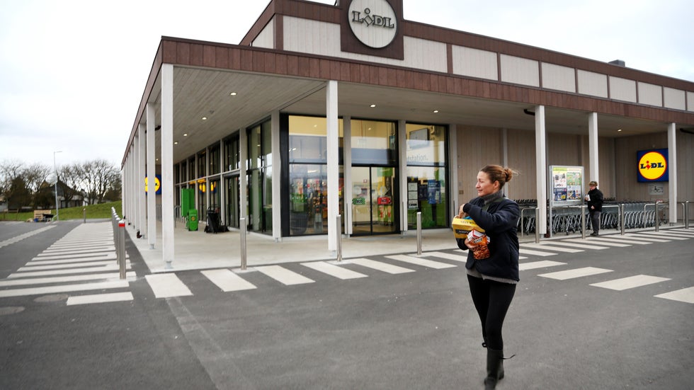 Som första livsmedelskedja i Sverige sänker nu Lidl priserna