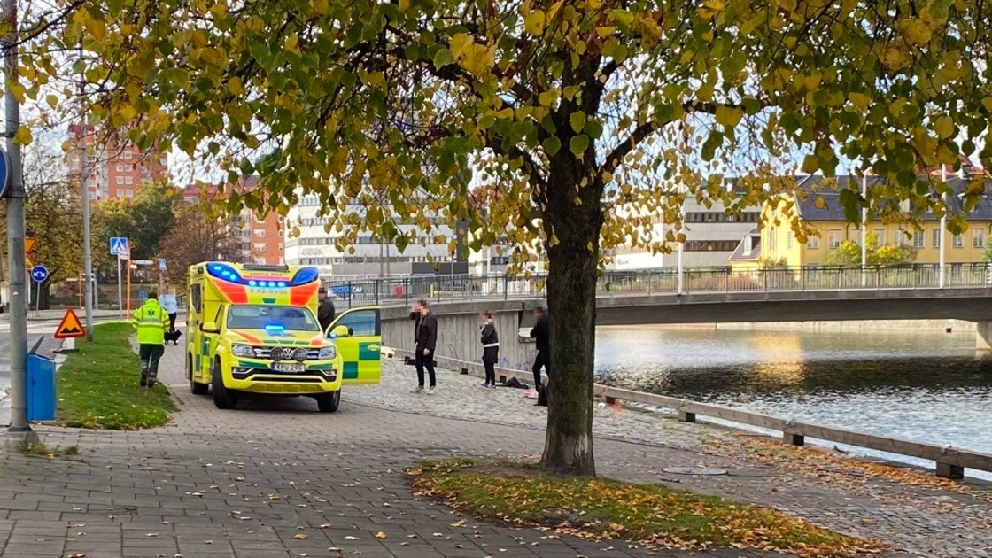 Man hamnade i Strömmens kalla vatten – fick hjälp av allmänheten