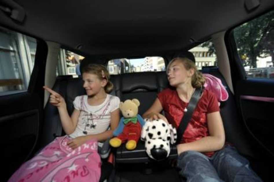 Gul bil populär lek i baksätet på bilen