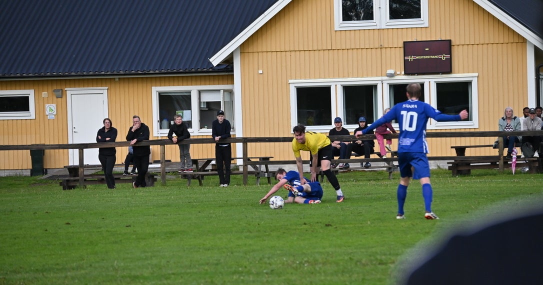 BILDEXTRA: Gula kort, närkamper och jubel – se bilder från derbyt