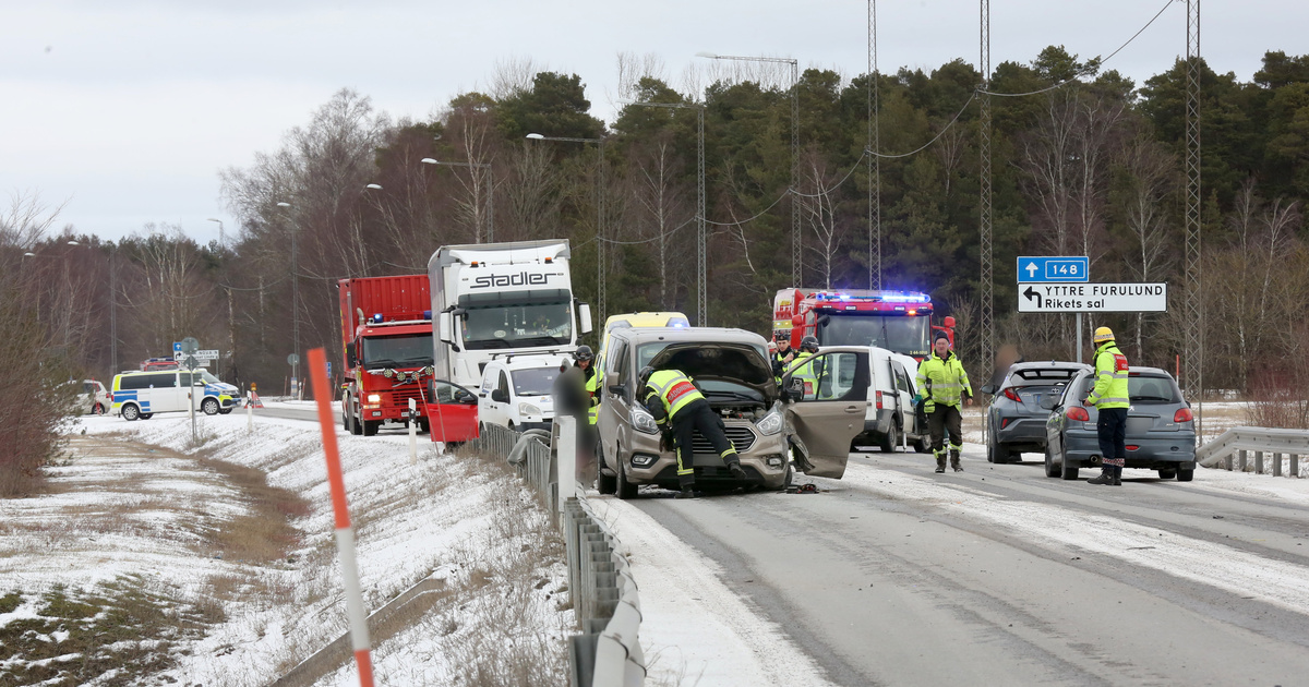 Trafikolycka på Färjeleden – två bilar frontalkrockade