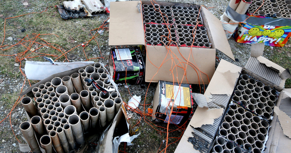 Fyrverkerier satte eld på container – brand med öppna lågor