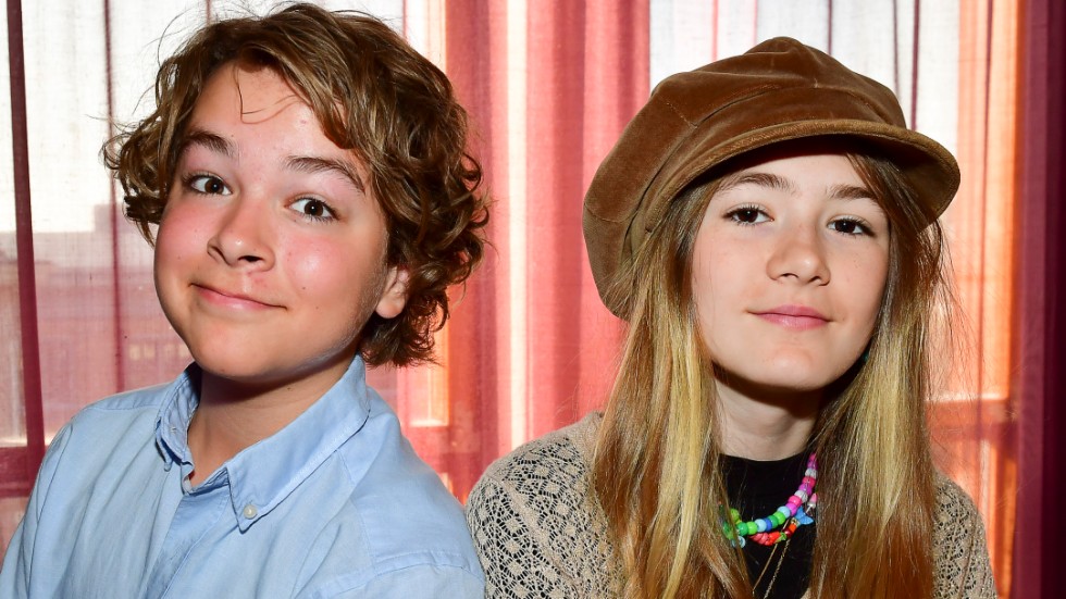 De gestaltar första kärleken i "Eva och Adam"