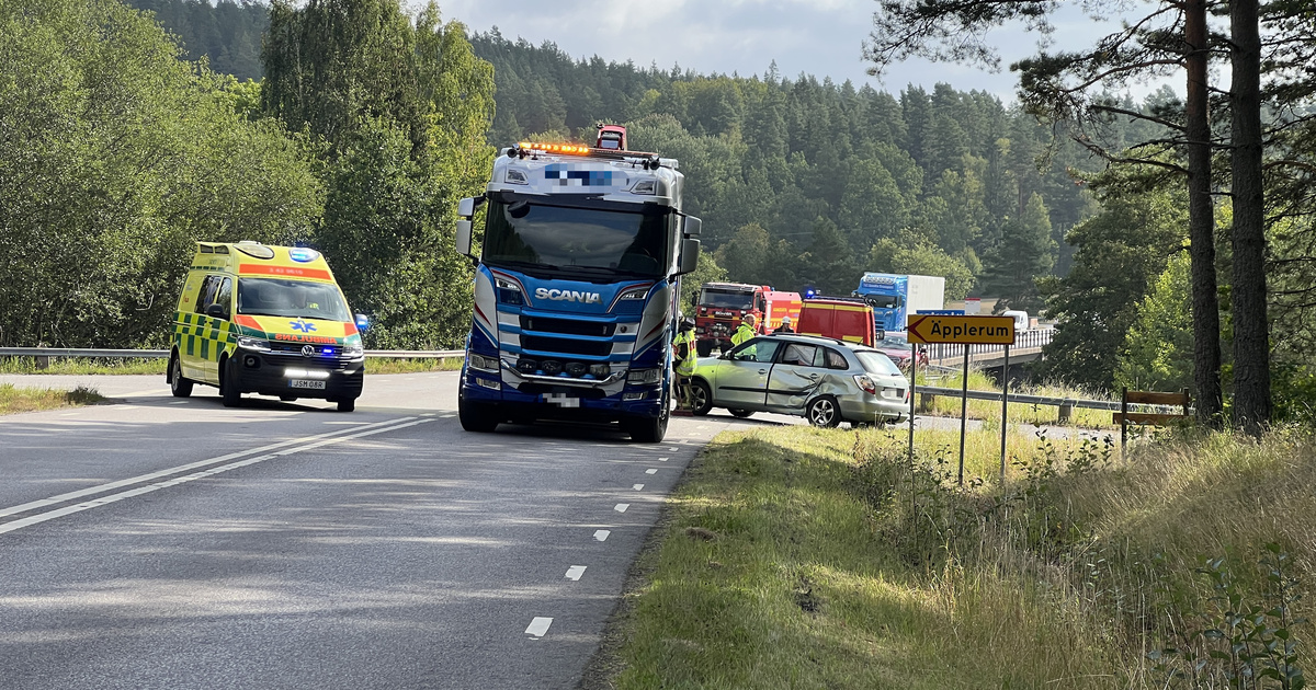 Lastbil och personbil i olycka – en person till sjukhus